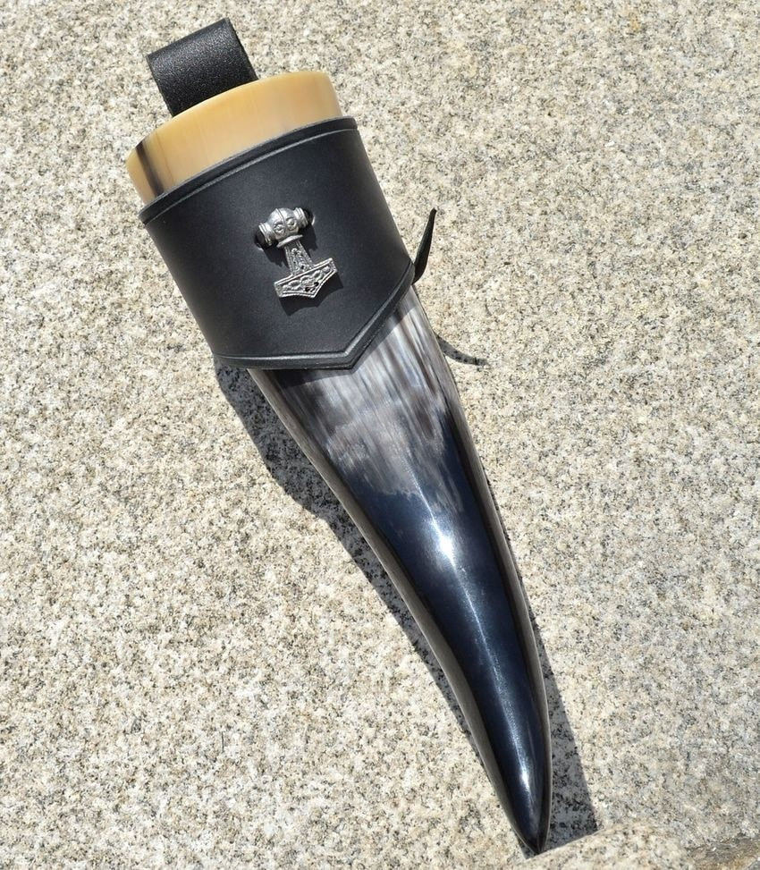 Suport negru din piele naturala pentru corn de baut Ciocanul lui Thor