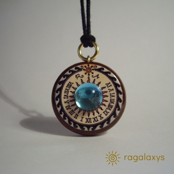 Pandantiv din lemn cu ceas solar Saturn
