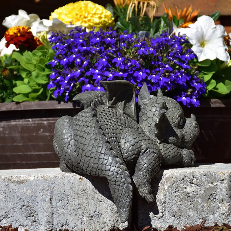 Statueta pentru gradina Dragonel Dormind 22 cm