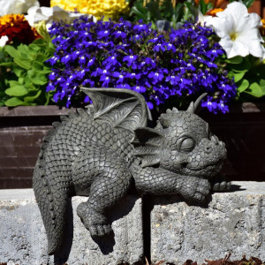 Statueta pentru gradina Dragonel Dormind 22 cm