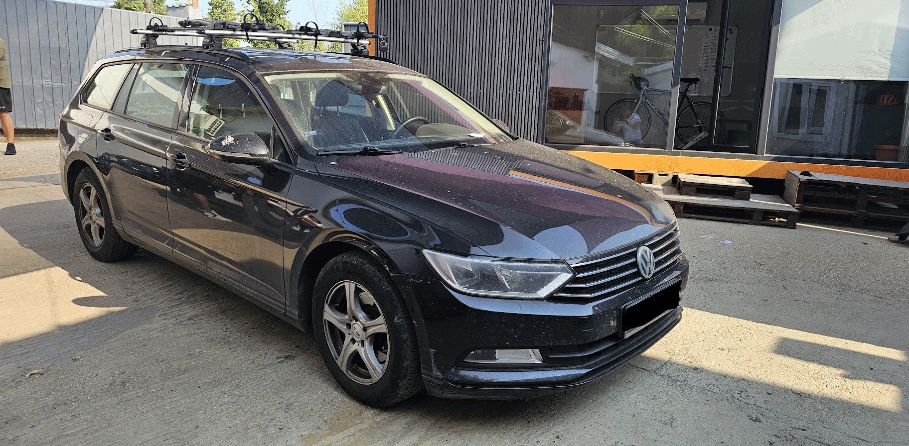Volkswagen Passat bare portbagaj Thule Evo Raised si suporturi de ...