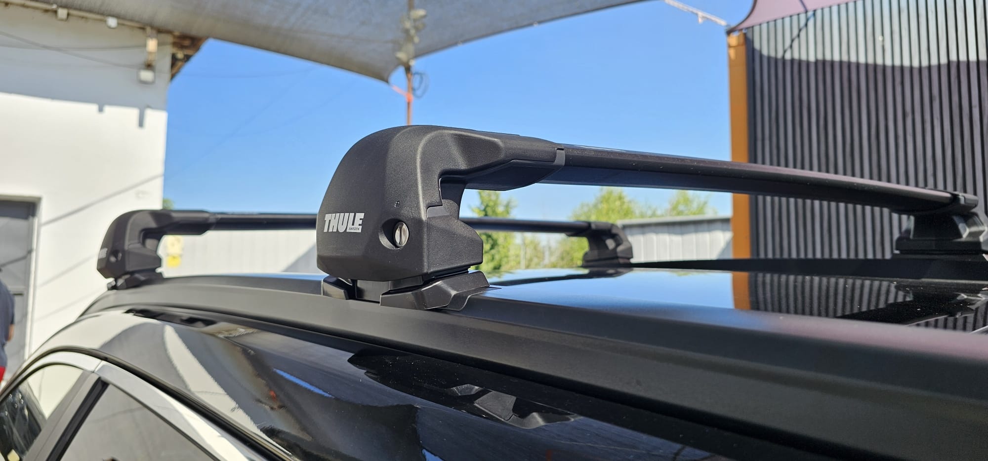 Toyota Corolla Cross bare portbagaj Thule Edge Clamp Black si cutie ...