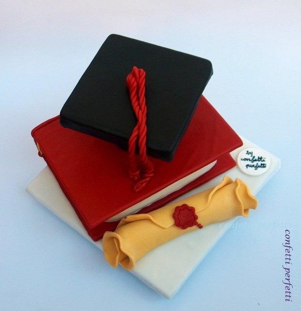 Torta decorata in pasta di zucchero Laurea