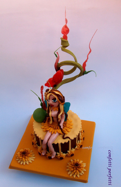 Torta decorata in pasta di zucchero Fatina