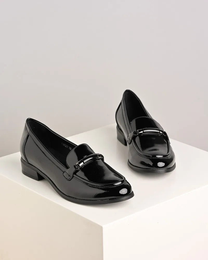 Lakovane ženske cipele na malu petu C2523 crne