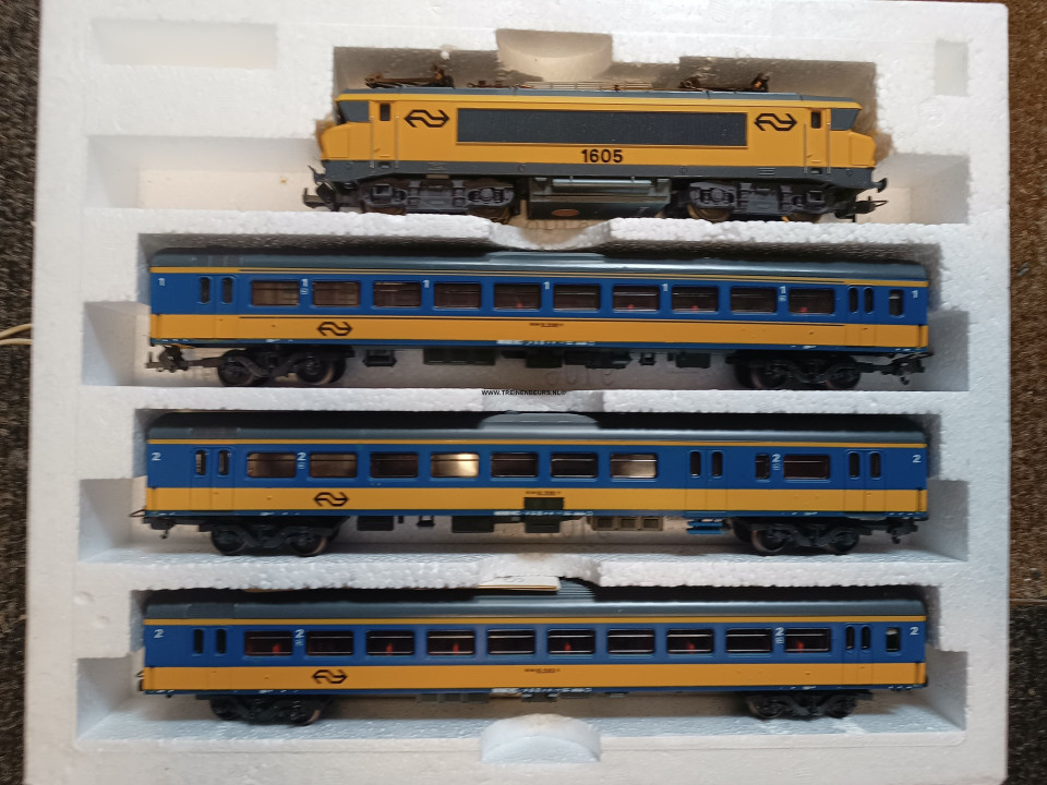LIMA 149748 NS 1605 geel met drie rijtuigen