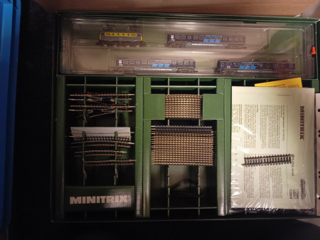 Minitrix Nederlandse startset met 1100 grijs/geel 3x plan E ovaal met 2 ...