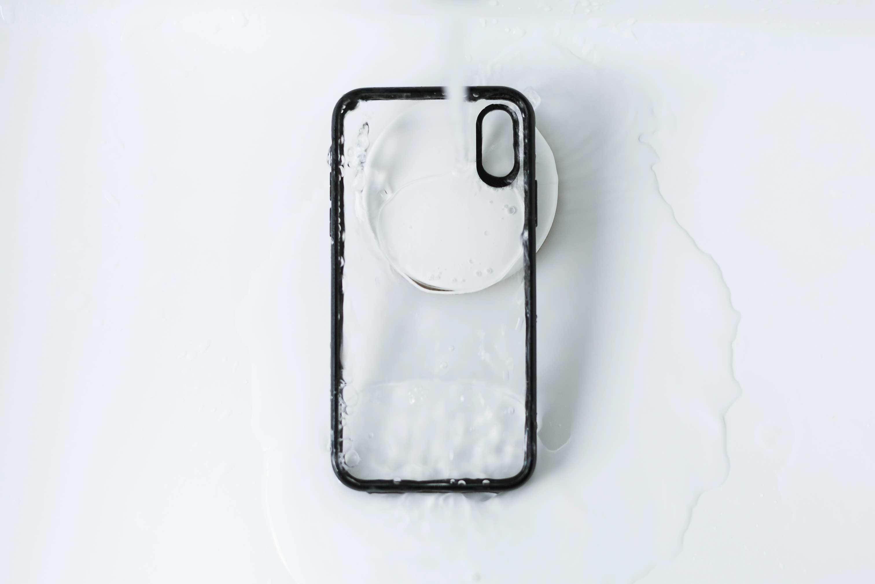 Cu ce se curăță husa de telefon din silicon îngălbenită? - Vetter.store