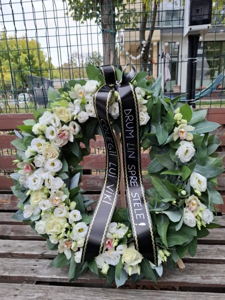 Coroana funerara flori albe pe suport
