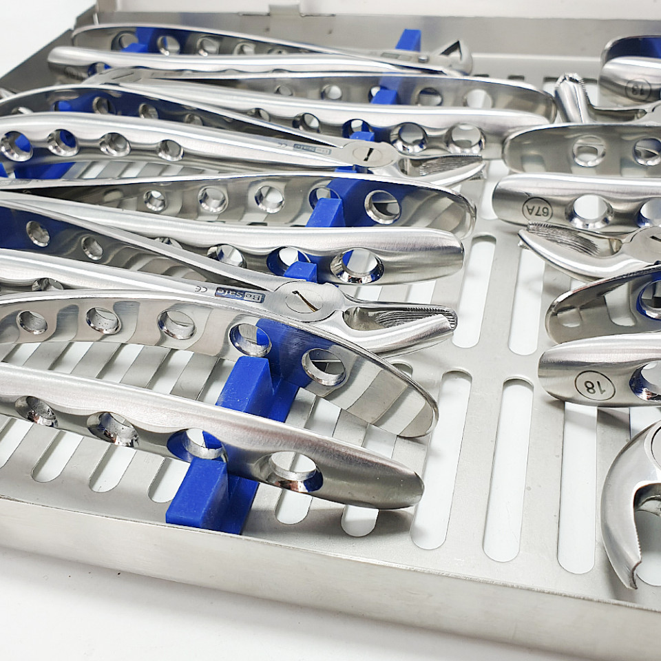 Cumpara acum Set 12 clesti extractie plus cutie de sterilizare argintii ...