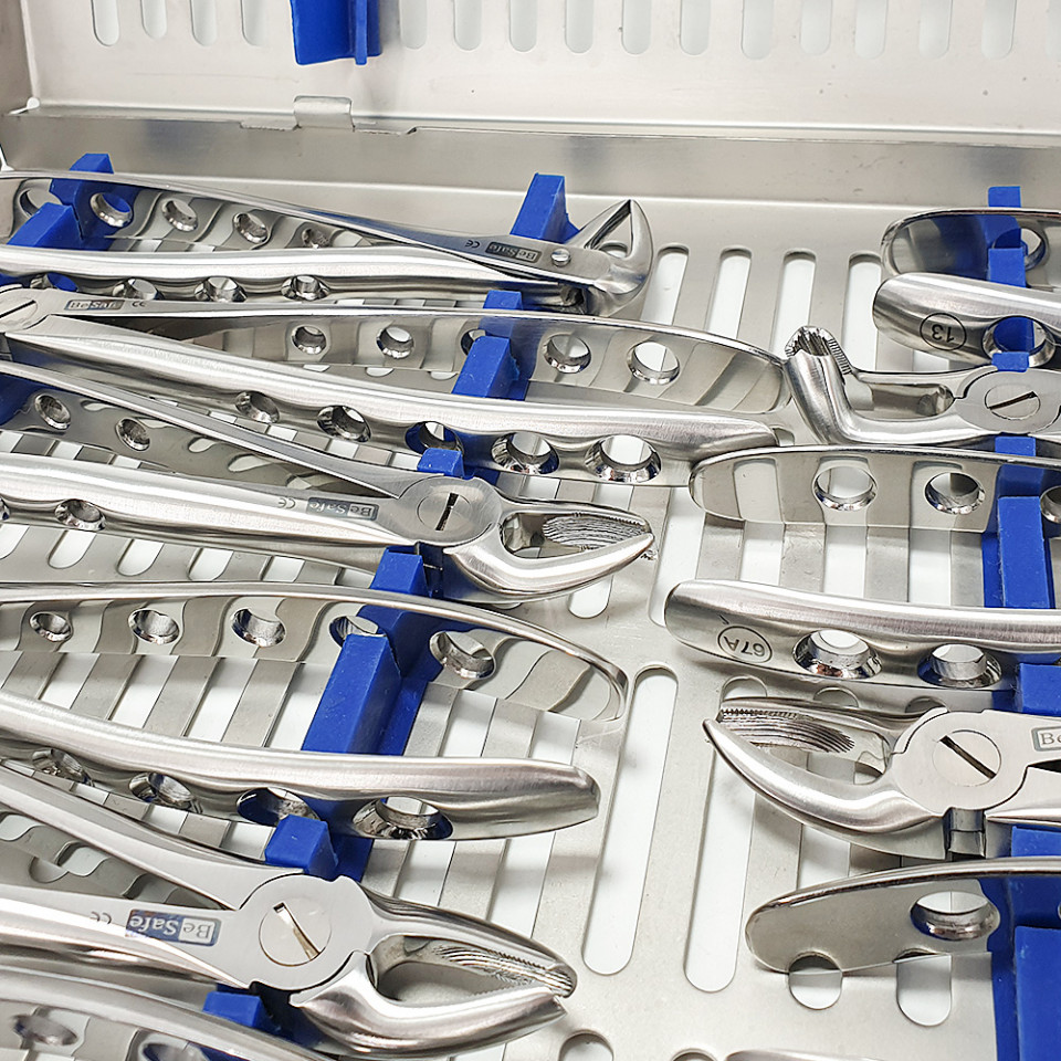 Cumpara acum Set 12 clesti extractie plus cutie de sterilizare argintii ...