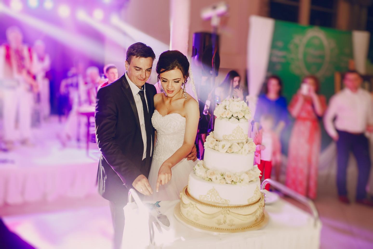 Modele de tort pentru nuntă deosebite şi idei interesante, în funcţie ...