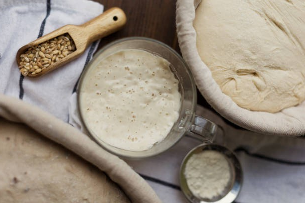 Pâine cu maia, roșii deshidratate și ierburi de Provence oferită de ...