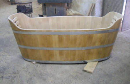 Cada din lemn ovală pentru baie