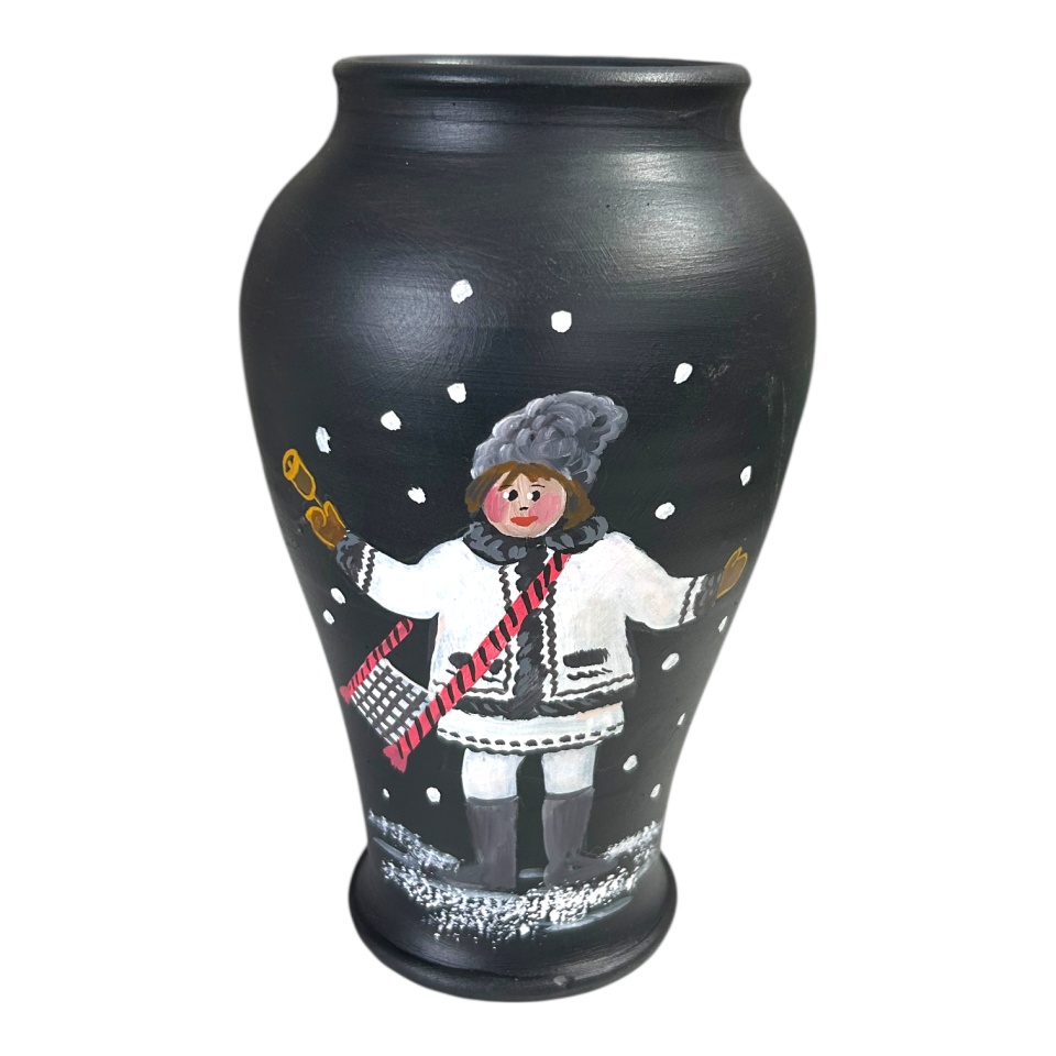 Vaza ceramica neagra pictata manual cu baiat in costum traditional ...