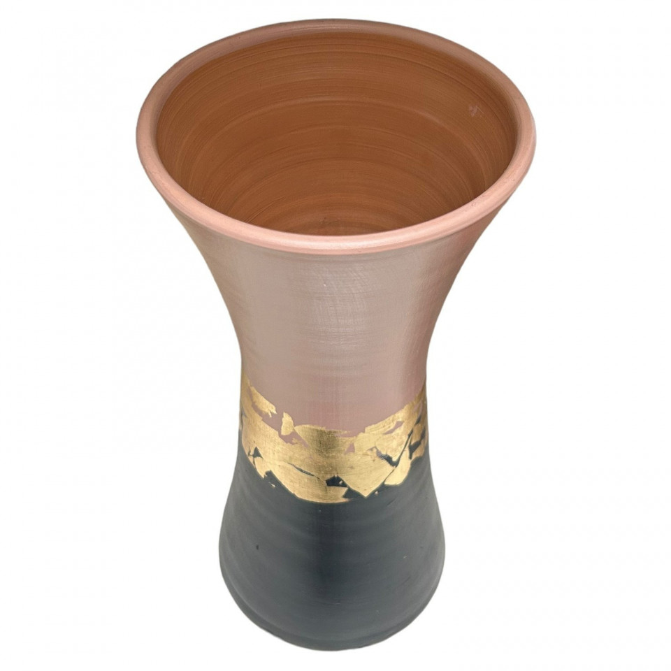 Vaza din lut, model contemporan cu foita de aur