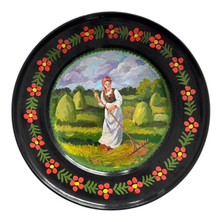 Farfurie decorativă 30 cm pictată manual – țărancă la munca fânului ...