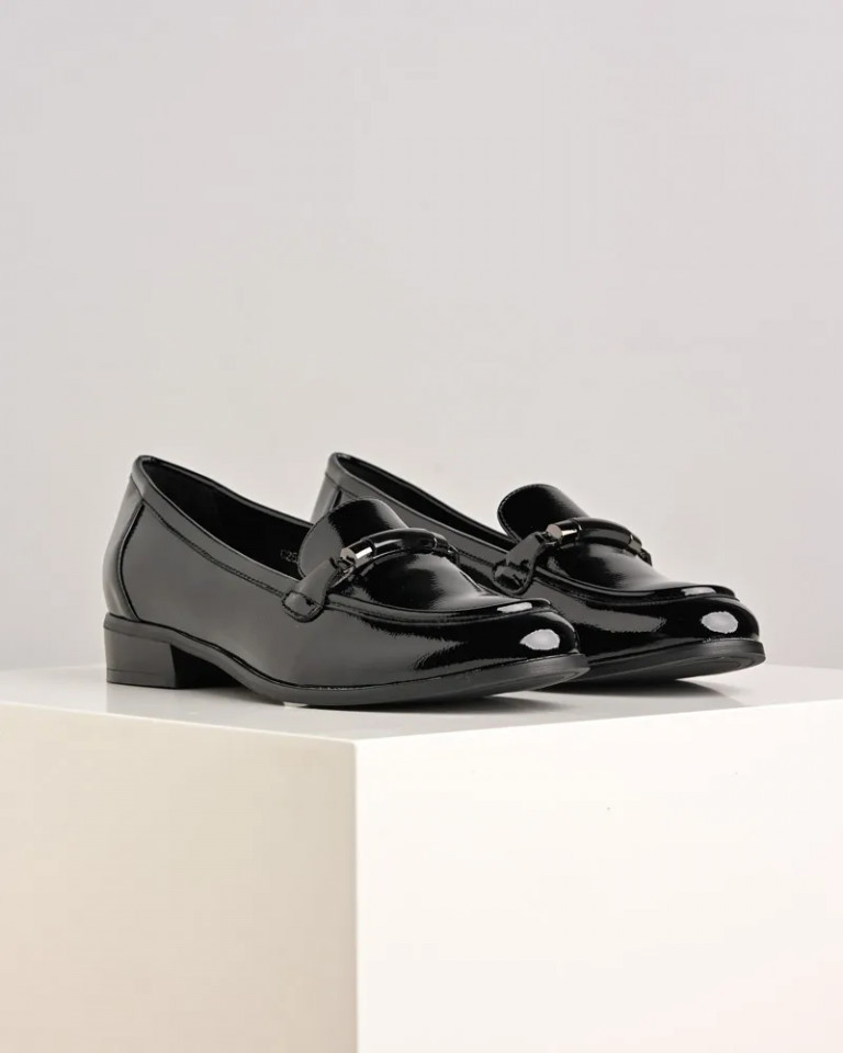 Lakovane ženske cipele na malu petu C2523 crne