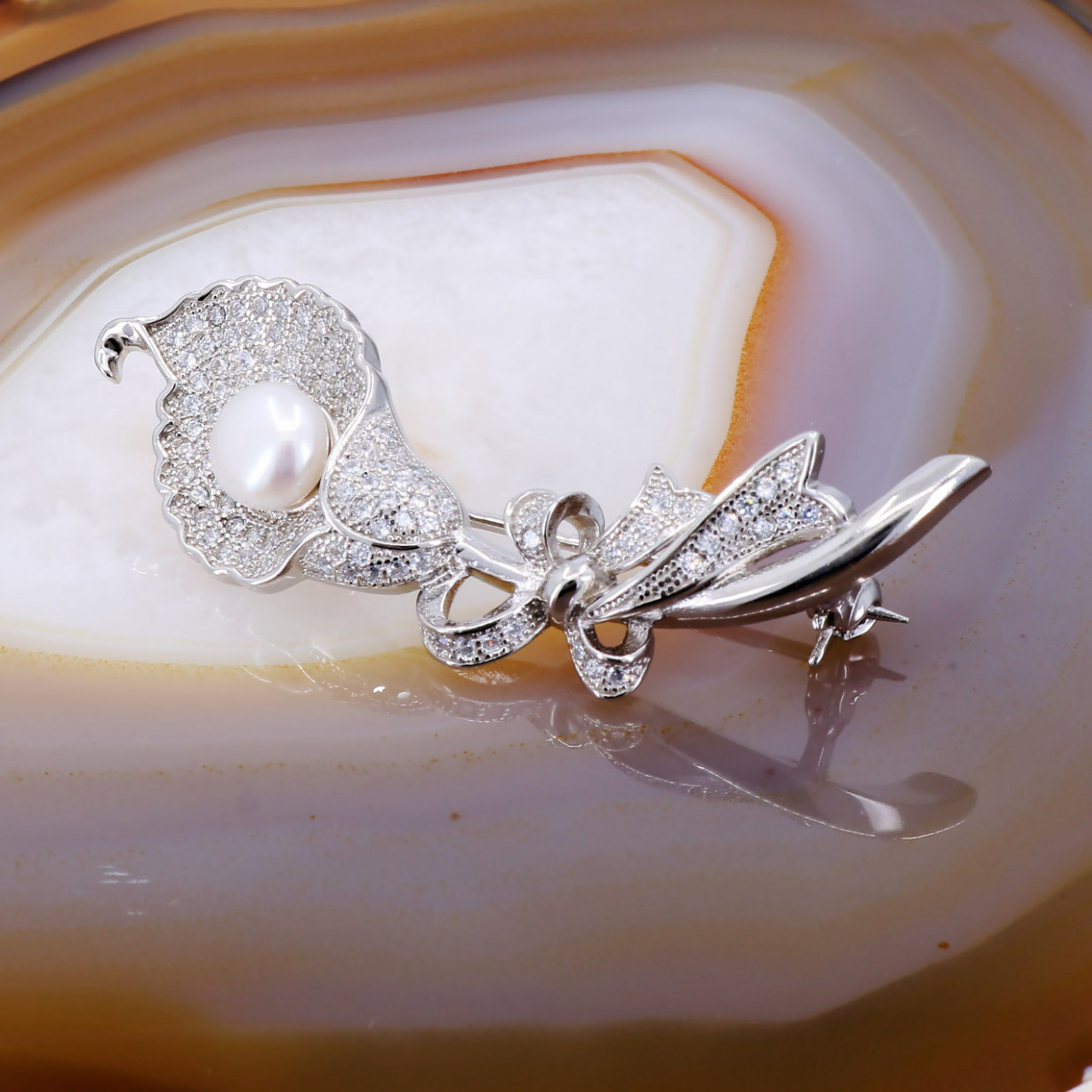 Brosa din Argint model Floare cu Funda, Cristale si Perla Rotunda c332