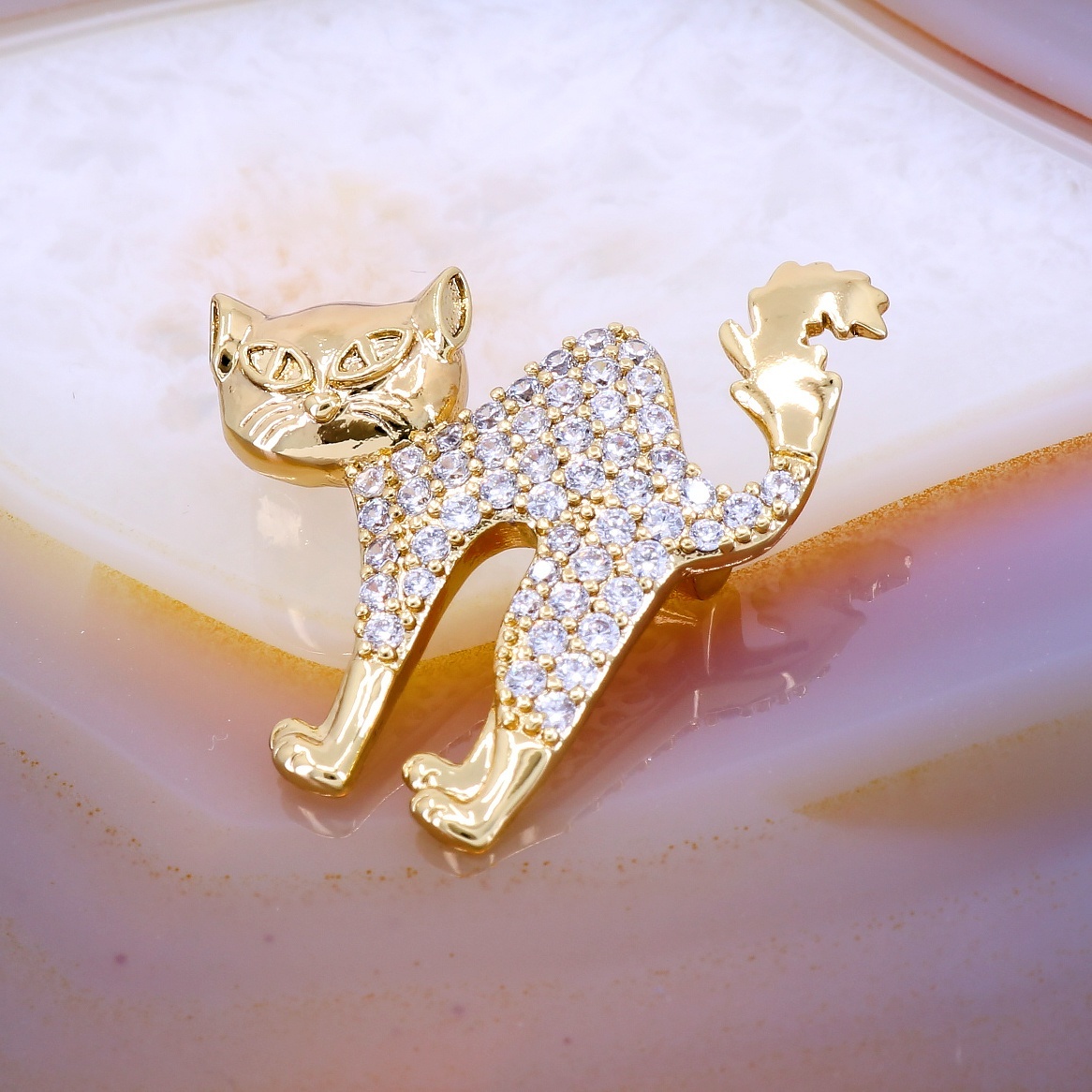 Brosa Placata cu Aur Galben model Pisica Nervoasa cu Cristale Zirconia c232