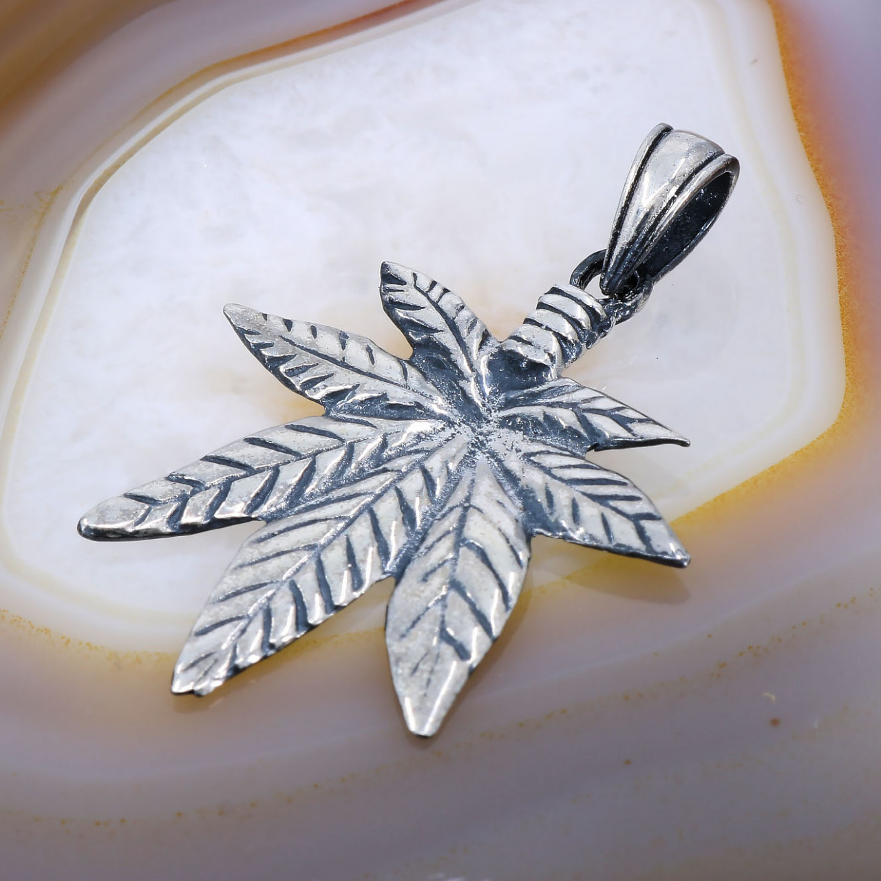 Pandantiv model Frunza de Canabis din Argint 925 Antichizat cod 1090