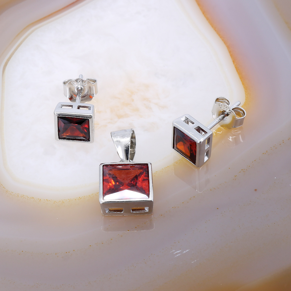 Set din Argint 925 cu Cristale Rosii forma Patrata c1571