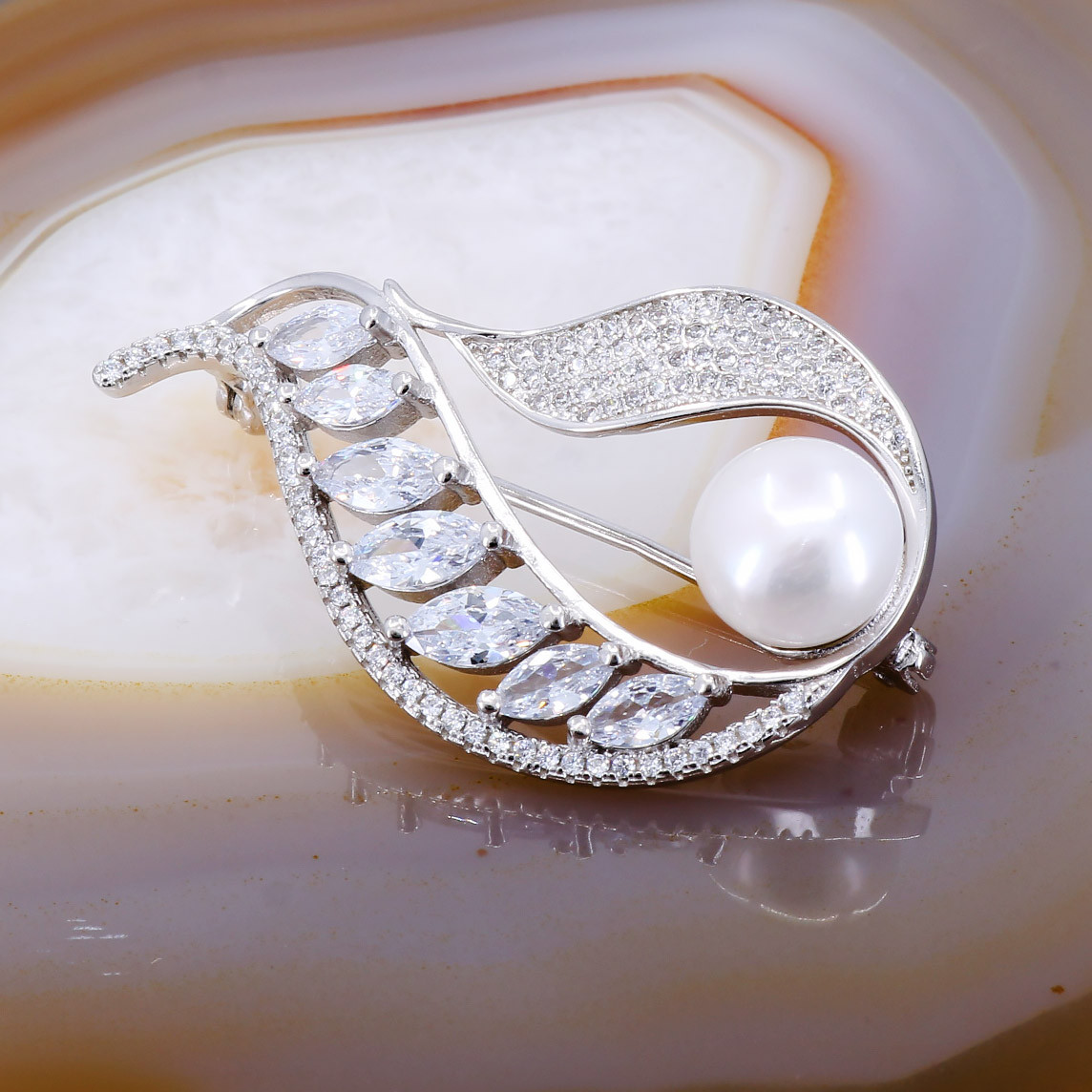 Brosa Fantezie din Argint cu Cristale Zirconia si Perla Rotunda c335