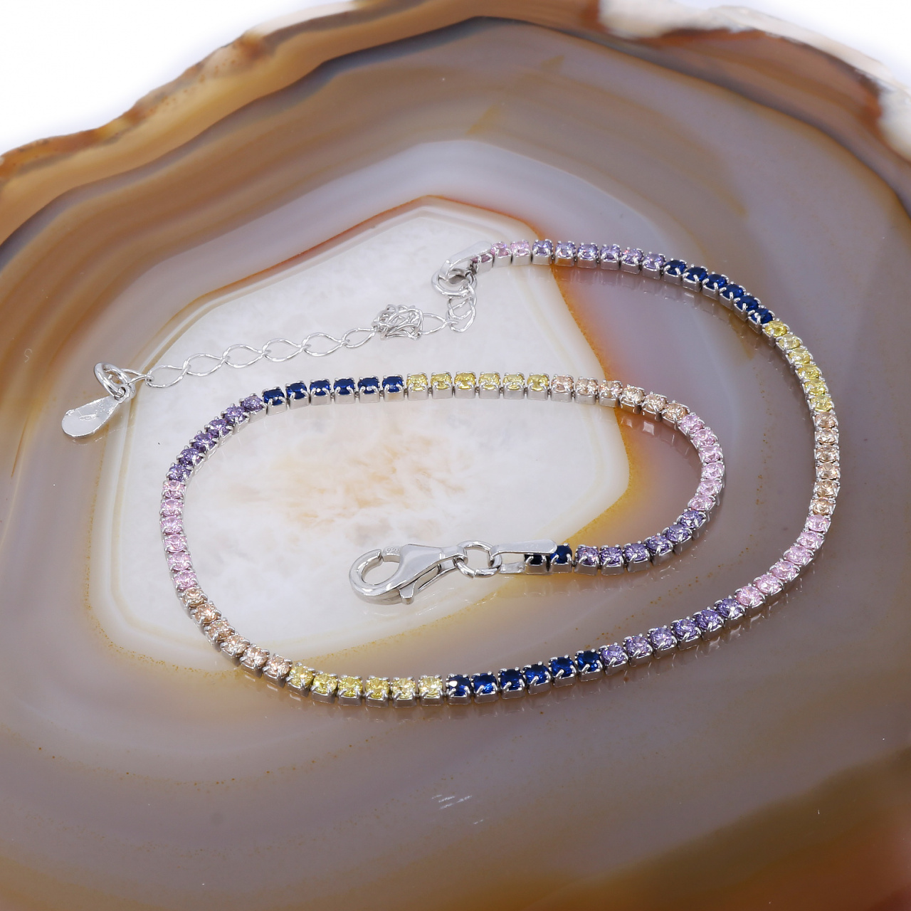 Broșa fetru handmade model cană, Mioara, cristale colorate, perle, mărgele