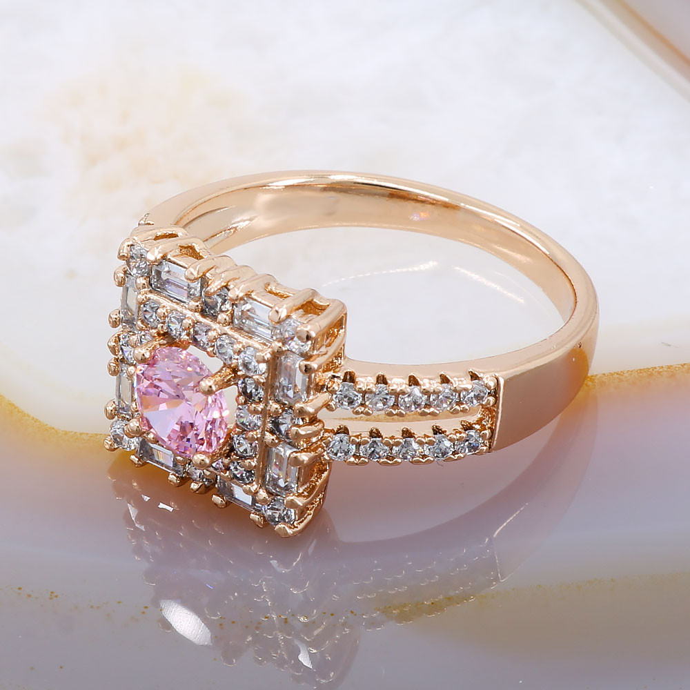 Inel Placat cu Aur Rose model Patrat cu Cristale Roz si Albe Clare Zirconia cod 1505