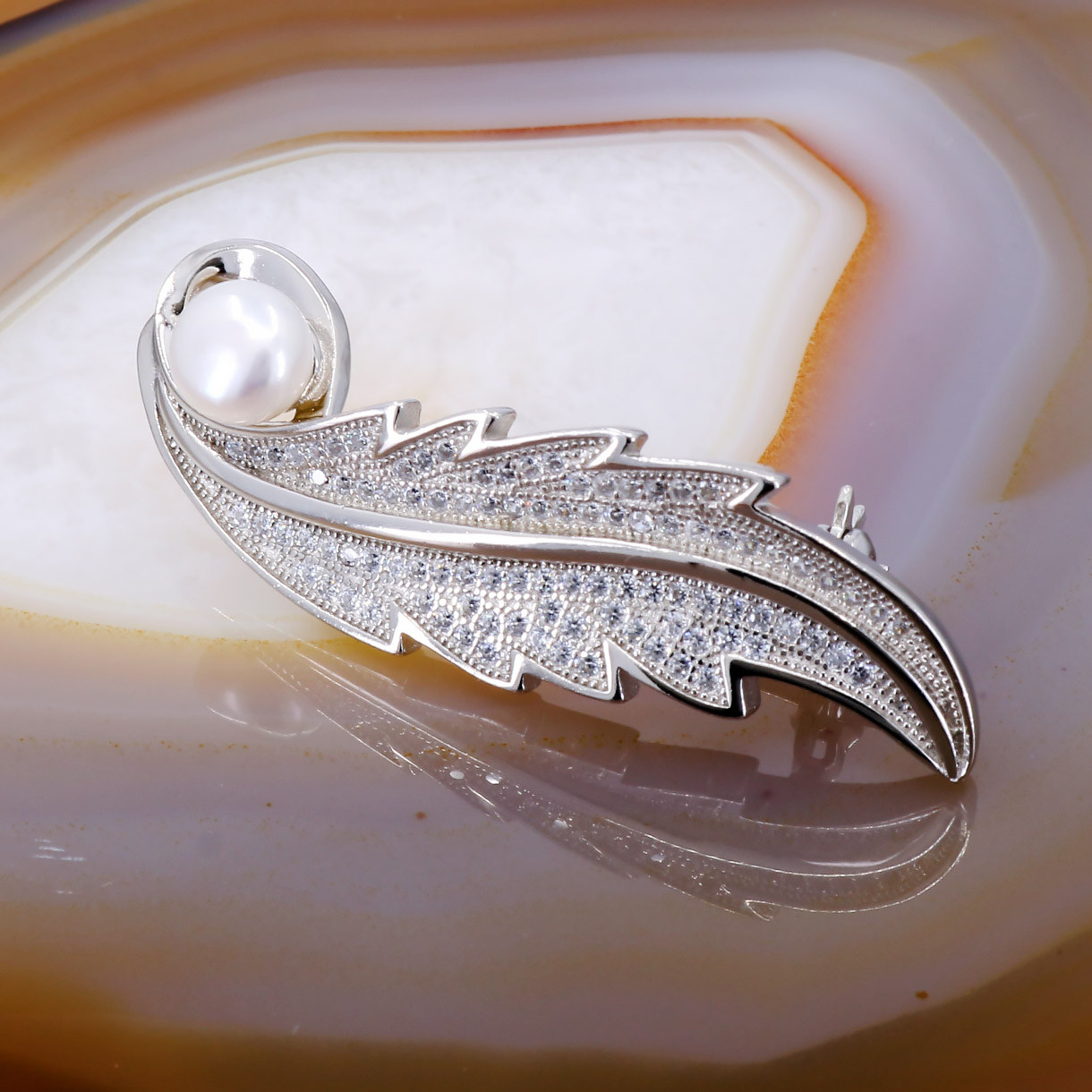 Brosa din Argint model Frunza cu Cristale si Perla Rotunda c329