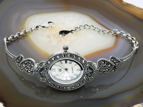 Ceas de Mana de Argint cu Cadran oval si Marcasite agc9