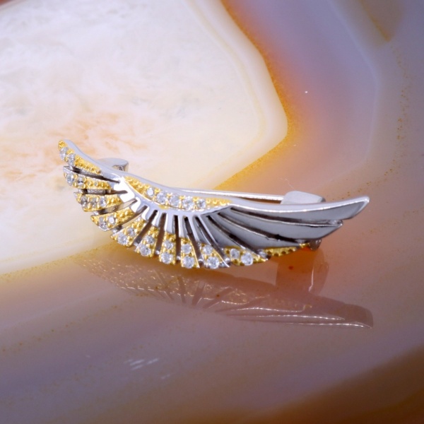 Brosa din Argint partial Placata cu Aur model Aripa cu Cristale c473