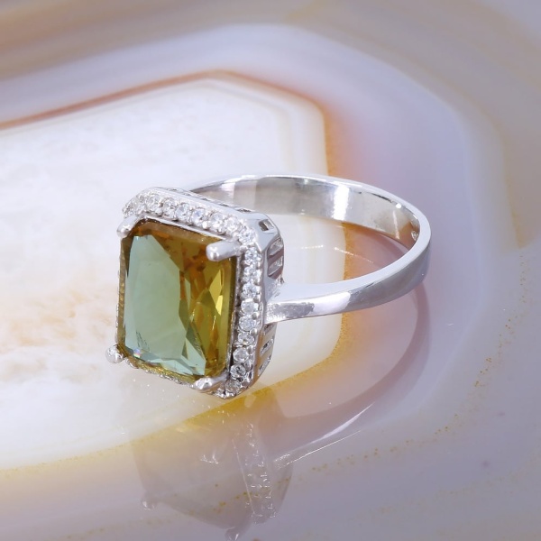Inel din Argint cu Piatra Zultanit Emerald Cut si Cristale Albe ...