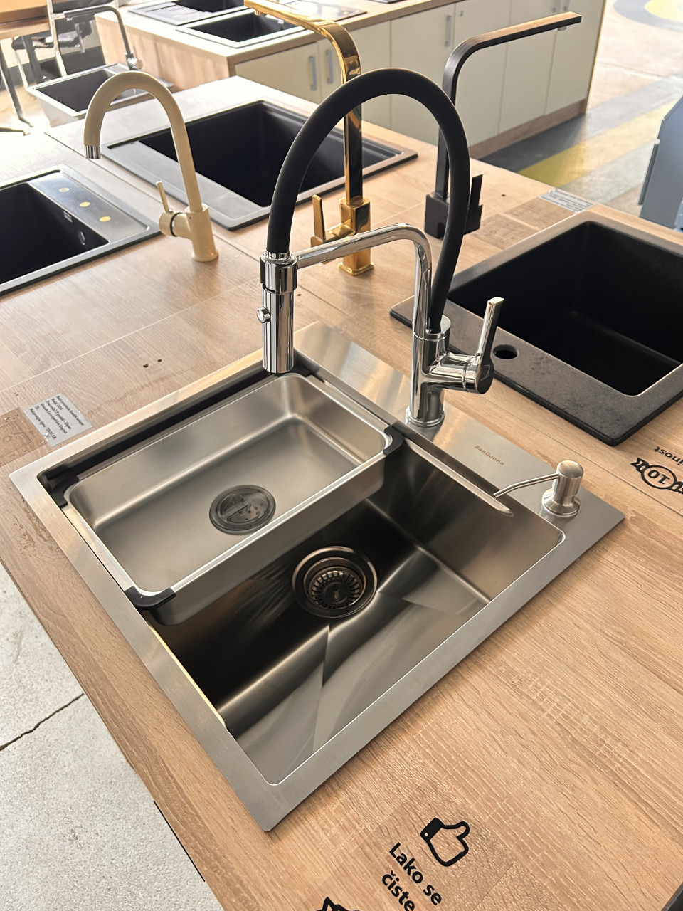 Čelični sudoper u kombinaciji sa SanDonna tuš slavinom