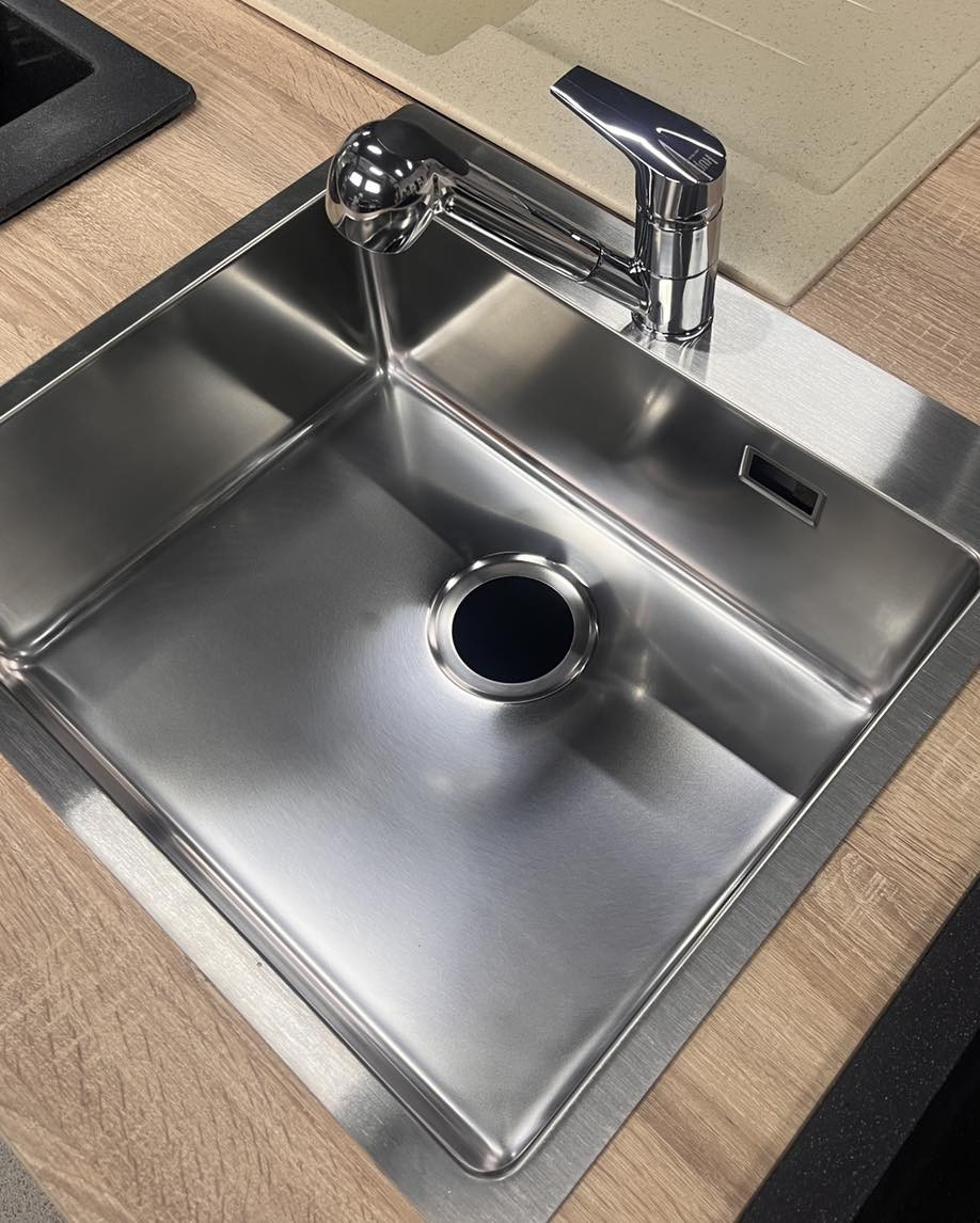 Čelični sudoper u kombinaciji sa inox tuš slavinom