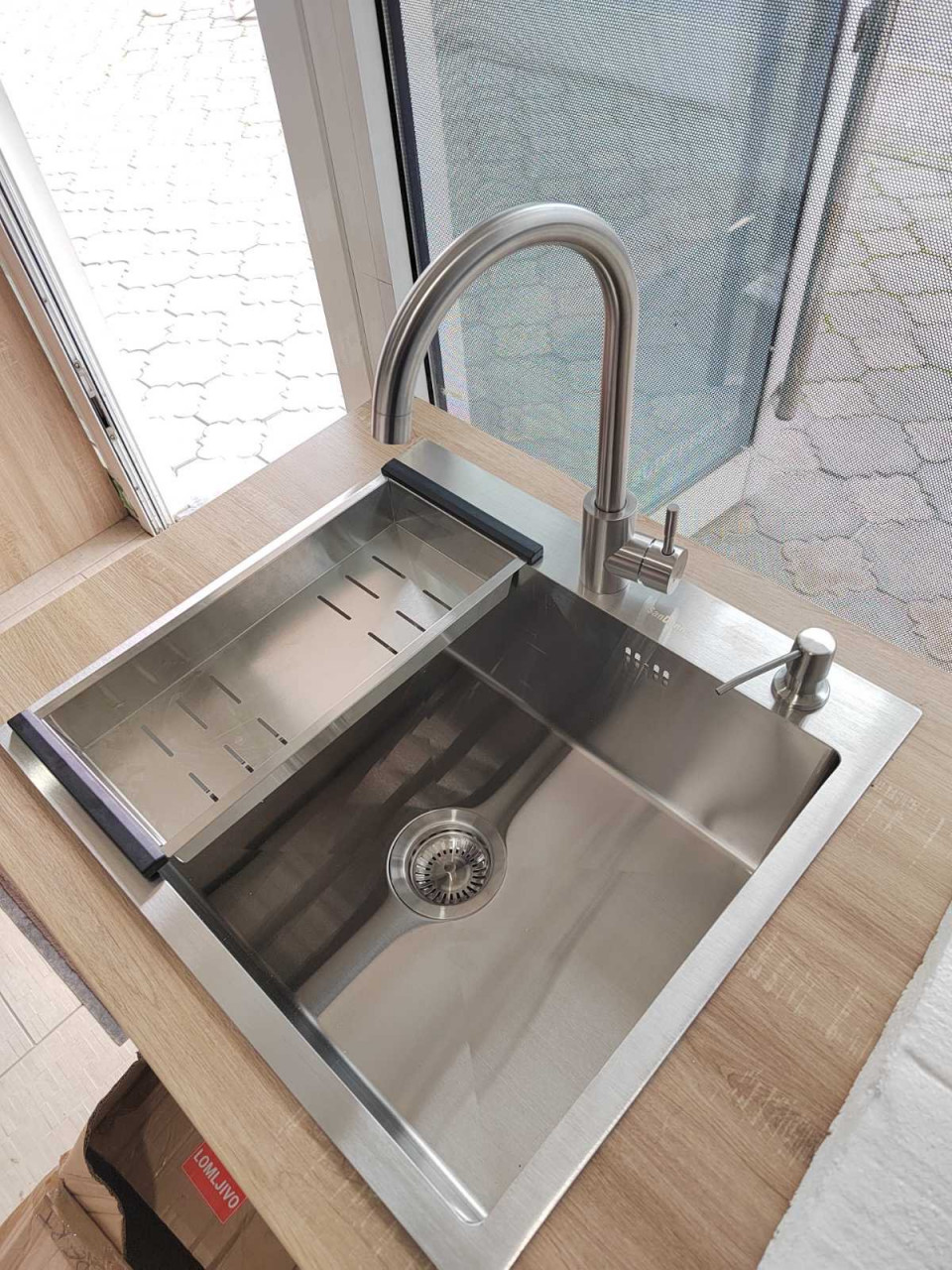 SET: Čelični sudoper SanDonna i lučna inox slavina