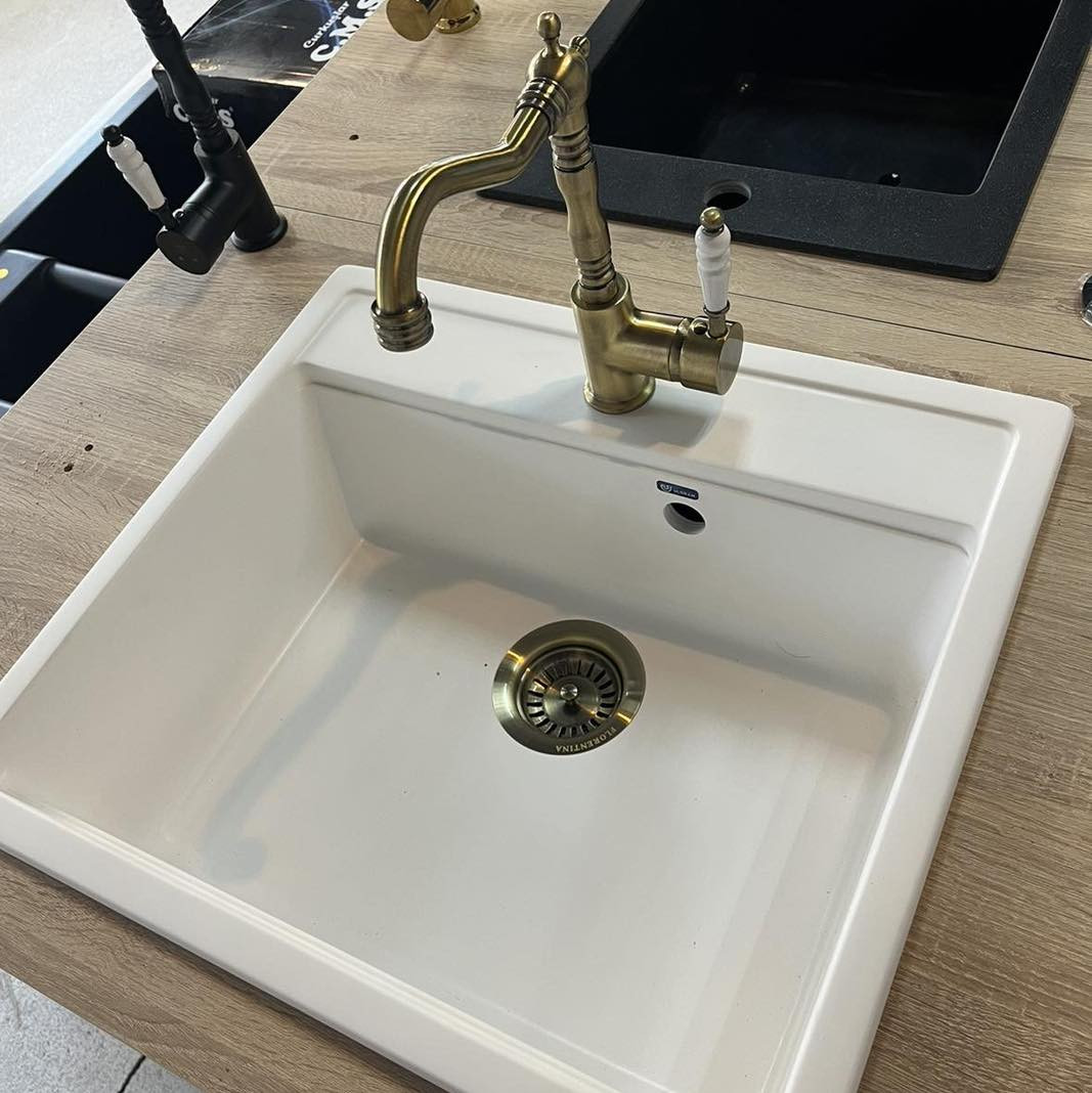 Ultra bijeli sudoper u kombinaciji sa Retro slavinom