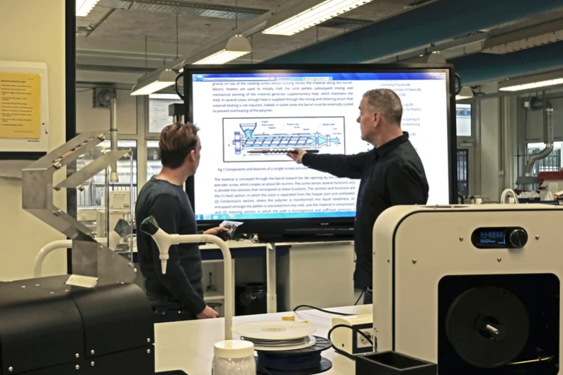 Cum folosește Universitatea Fontys extruderele de filament 3devo pentru ...