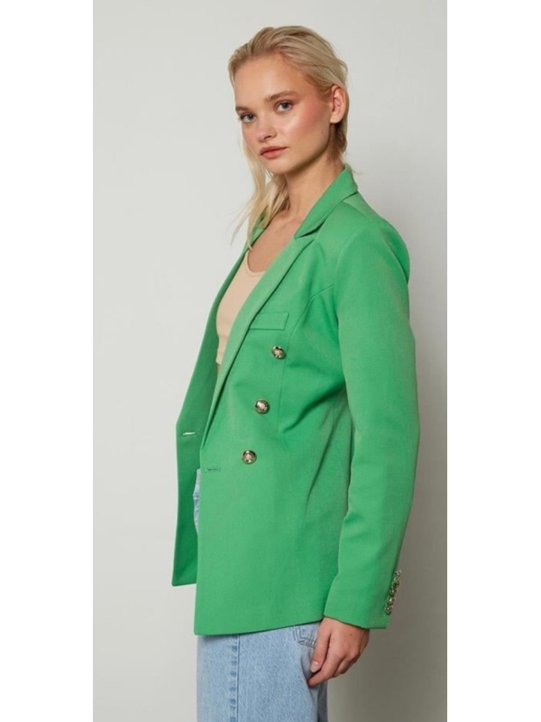 Sacou damă cambrat verde, butoni aurii – elegant și rafinat
