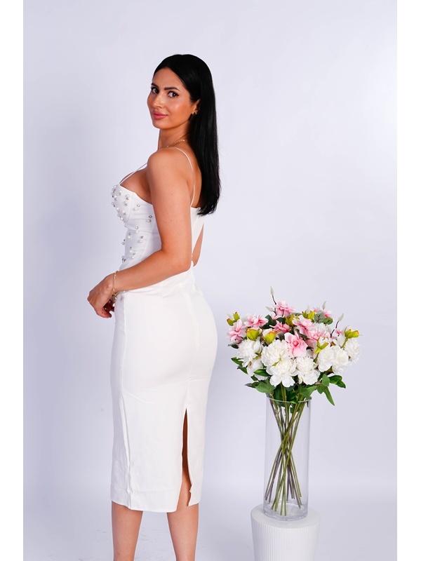 Rochie midi elegantă, alba , cu pietricele – potrivită pentru evenimente