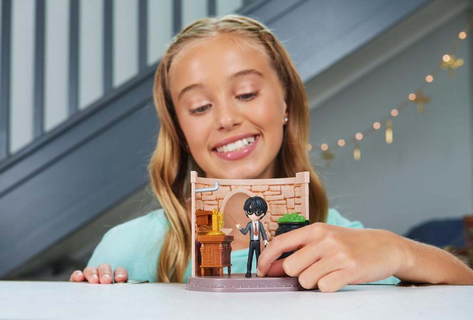 HARRY POTTER WIZARDING WORLD MAGICAL SALA DE CLASA MINIS POTIUNI HARRY ...