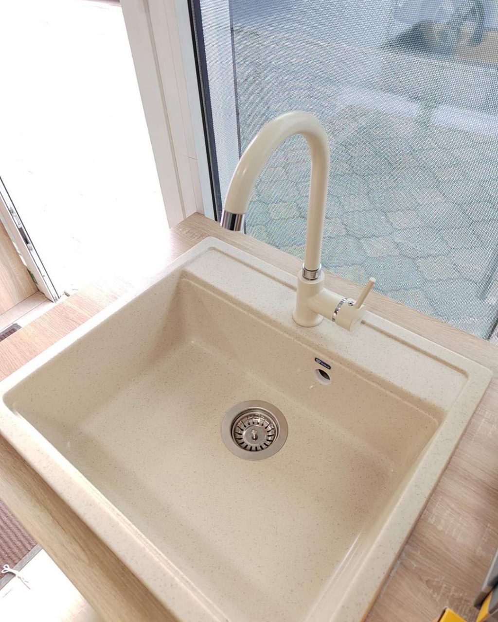 Granitna sudopera Ulgran U104 (bež boja) sa lučnom slavinom CM Super i ...