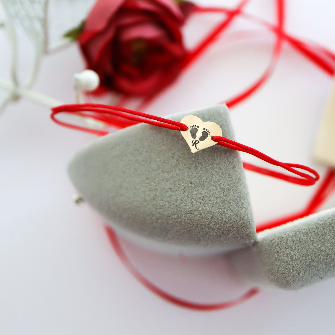 Bratara cu snur si inimioara din aur 14k cu talpite bebe decupate