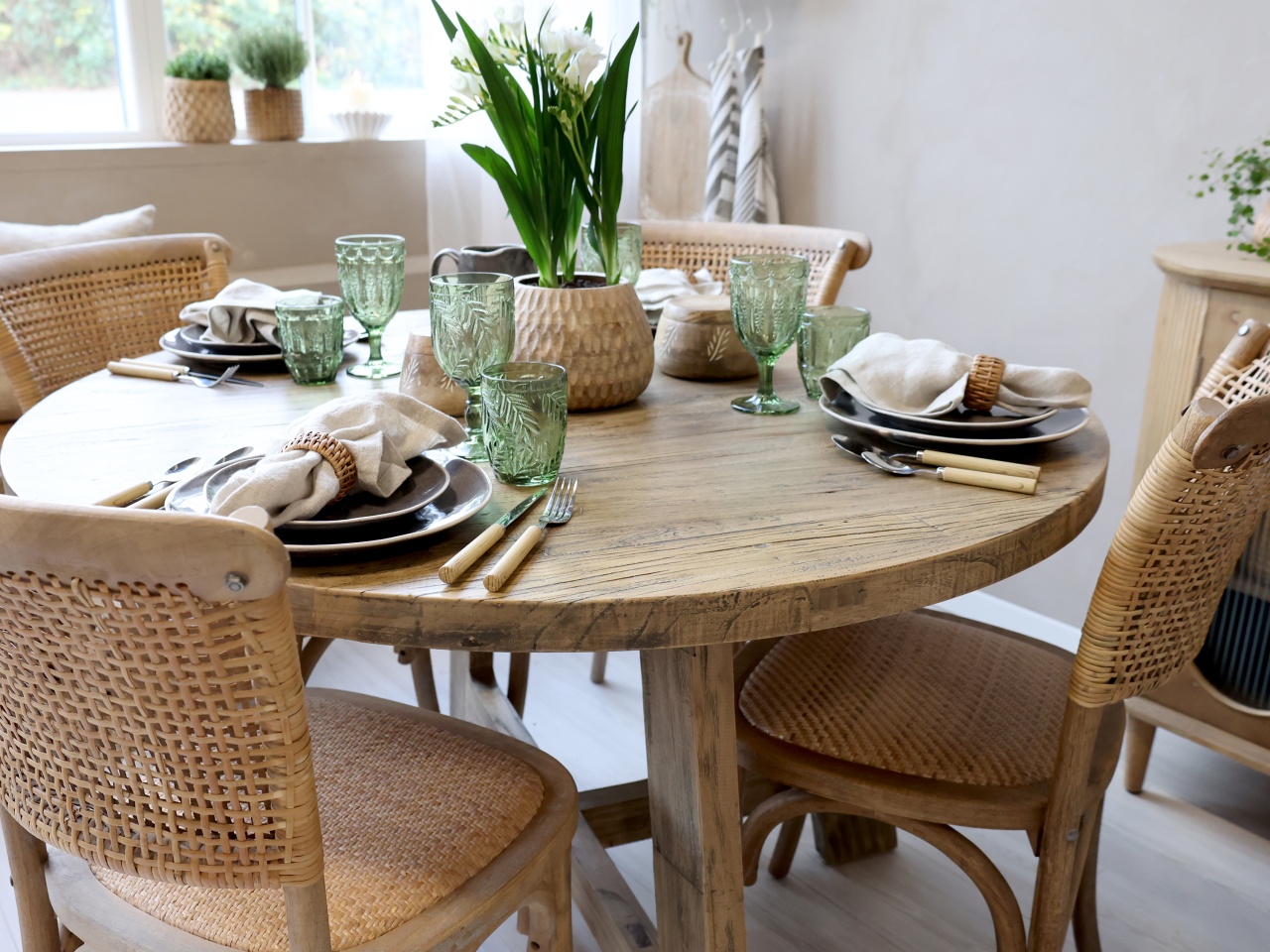 Masa dining, rotunda, din lemn reciclat, aspect rustic, Marseille