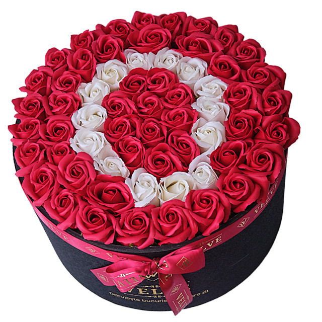 Aranjament Floral Etern personalizat cu litera O, in cutie rotunda neagra cu 55 trandafiri de sapun
