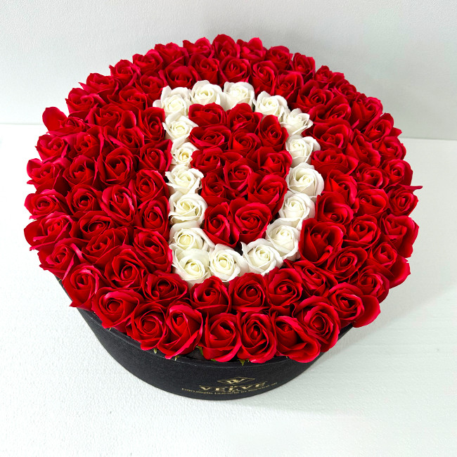 Aranjament floral personalizat cu litera, cutie rotunda neagra cu 101 trandafiri de sapun, D