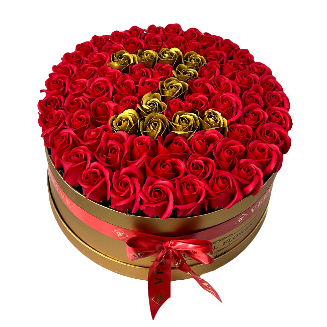 Aranjament floral personalizat cu litera Z, in cutie rotunda aurie cu 75 trandafiri de sapun