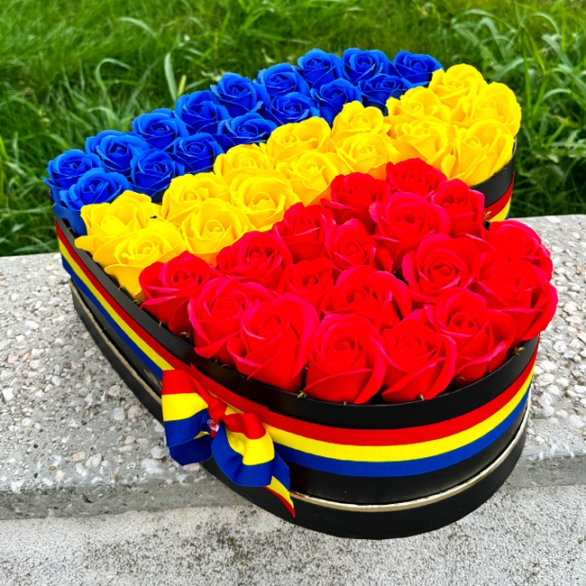 Aranjament floral Tricolor, in cutie neagra cu forma de inima, cu 43 ...