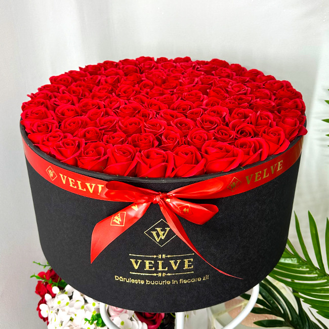 Aranjament floral cutie rotunda cu 85 trandafiri de sapun