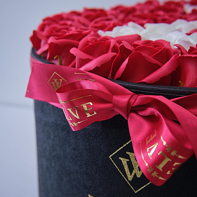 Aranjament Floral Etern personalizat cu litera O, in cutie rotunda neagra cu 55 trandafiri de sapun